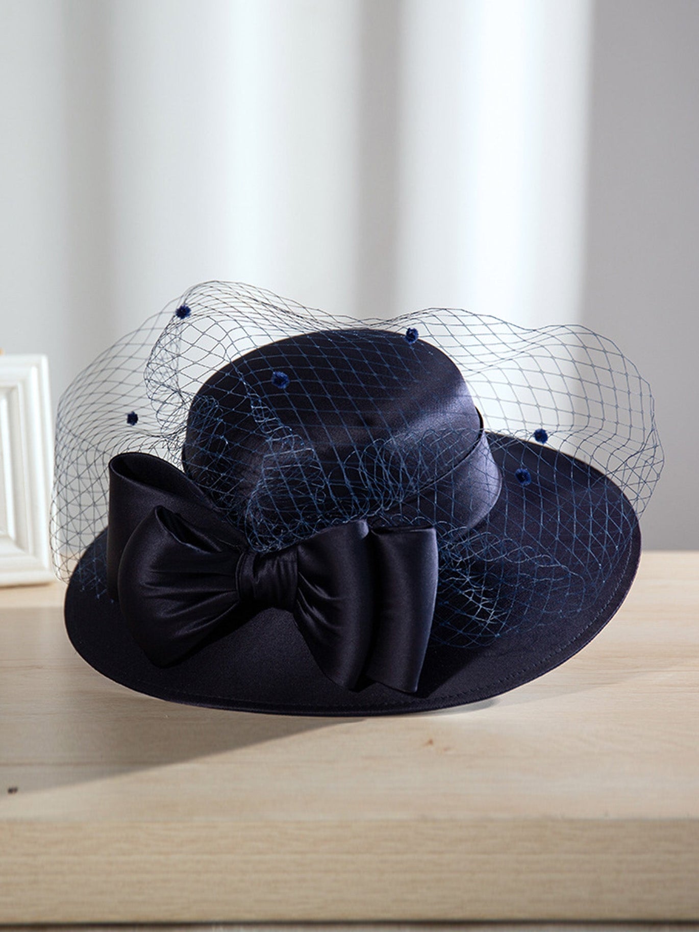 Chapeau à voile en maille marine foncé avec large bord gracieux ...